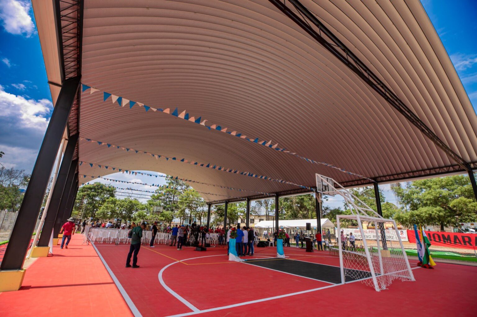 Xiomara Castro inaugura cancha multiusos en Catacamas, Olancho como parte de la refundación del ...